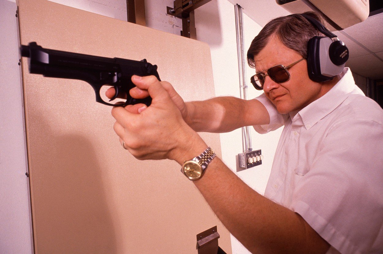 Před 5 lety zemřel Tom Clancy, otec techno thrillerů. Co o něm musíte ...