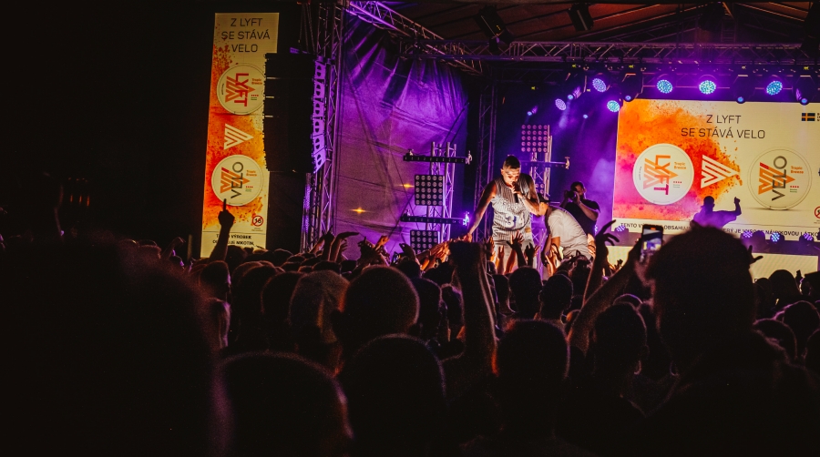 Z koncertu Sergeie Barracudy: Co si myslí rapper o českých hvězdách MMA ...